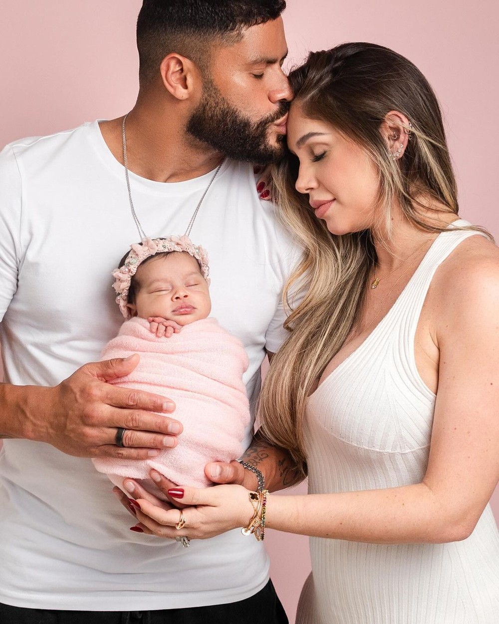 Hulk Paraíba e Camila Ângelo mostram ensaio newborn de sua filha, Aisha