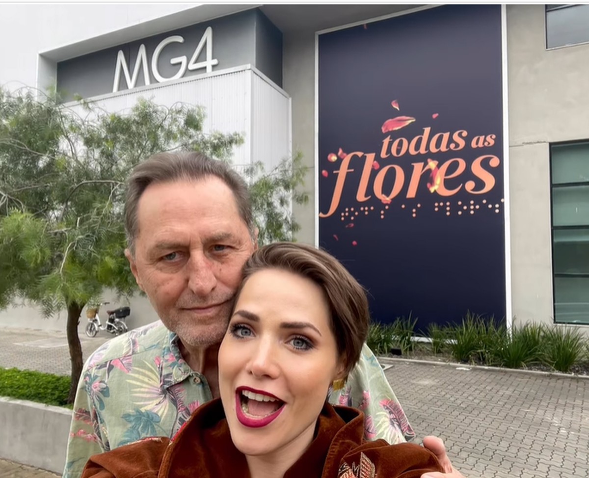 Letícia Colin leva o pai para dia de gravação de 'Todas as Flores'