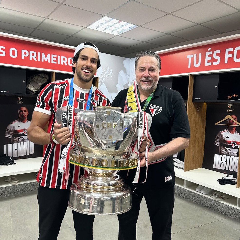 Pai de 40 cachorros e apresentador de TV: quem é Julinho Casares, que ...