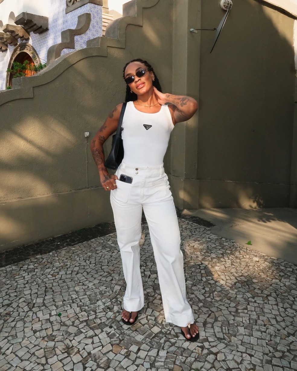 Patrícia Ramos posa com regata básica avaliada em quase R$ 6 mil