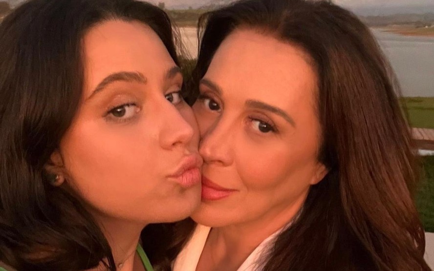 Claudia Raia aproveita 'golden hour' e faz cliques ao lado da filha