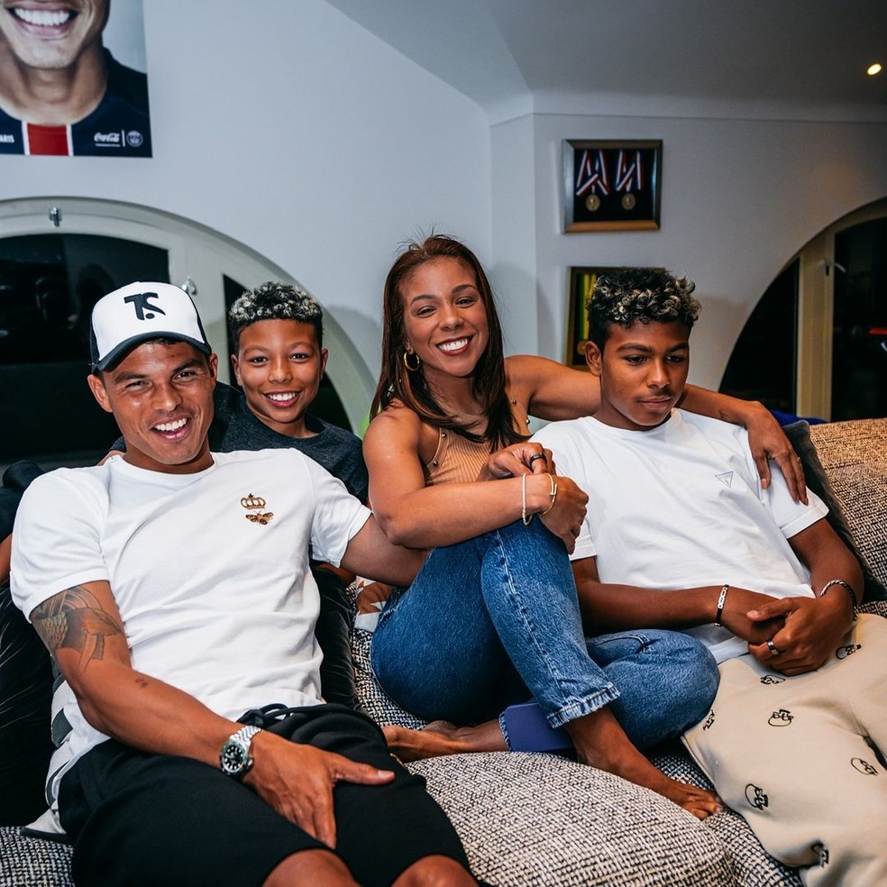 Thiago Silva aproveita dia em família ao lado de esposa e filhos: 'A gente junto'