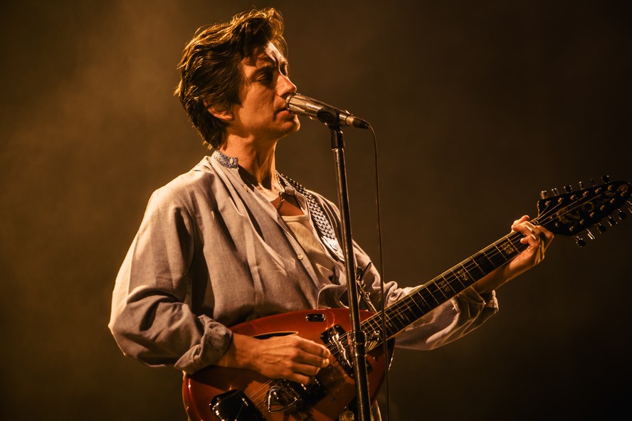 Como Alex Turner foi do adolescente de moletom ao astro dos looks retrô