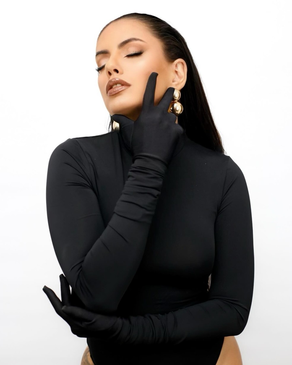 Fernanda Bande, do BBB 24, surge poderosa em ensaio com look 'all black'