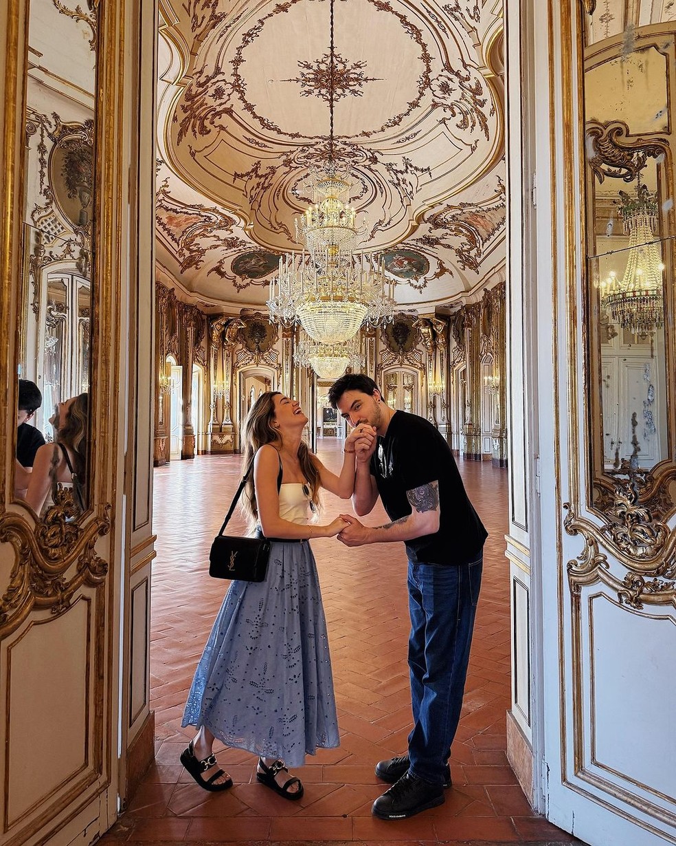 Felipe Neto posa em momento romântica com namorada em passeio