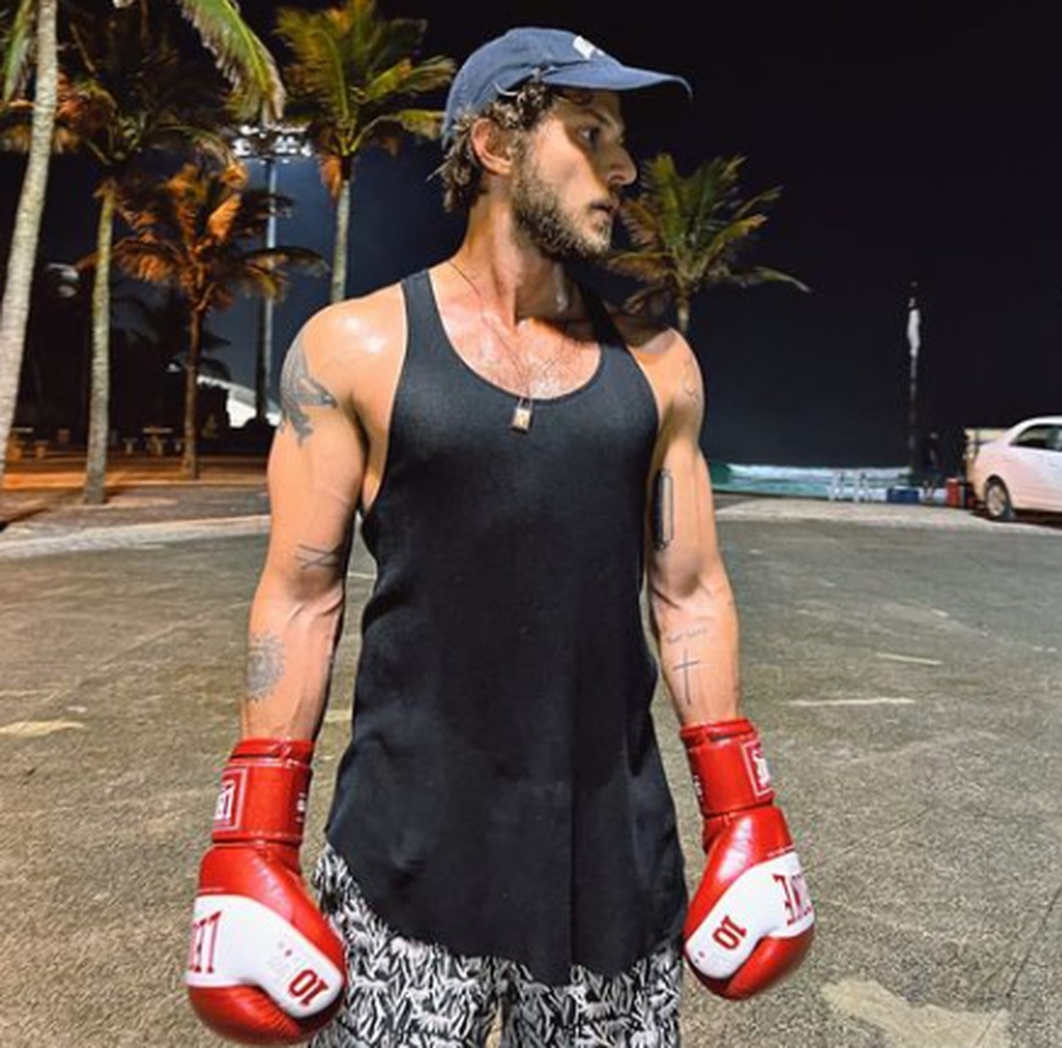 Chay Suede compartilha clique pós-treino e físico chama atenção