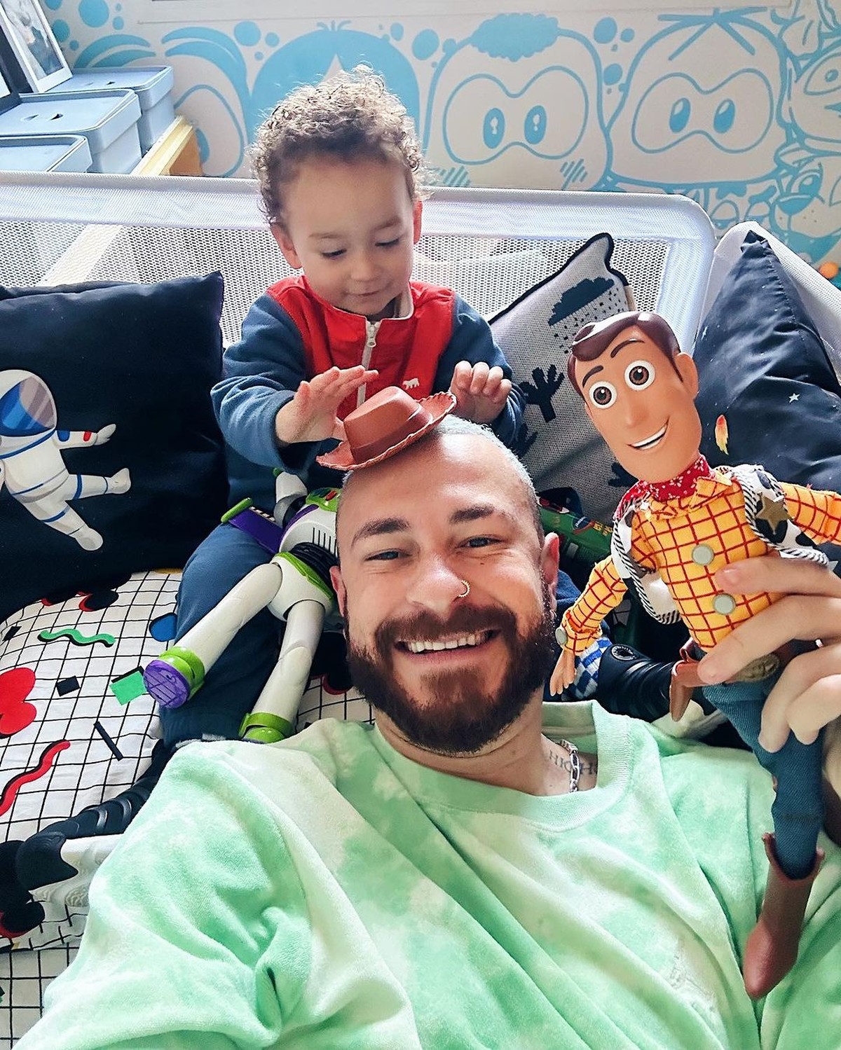 Fred presenteia o filho com bonecos personalizados do Toy Story ...