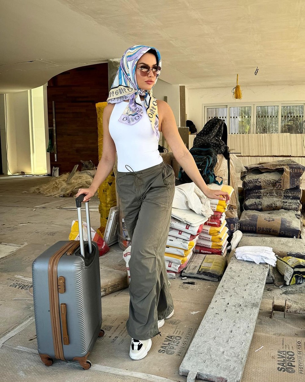 Juliette diverte seguidores ao posar em trono de tijolos: 'Game of obras'