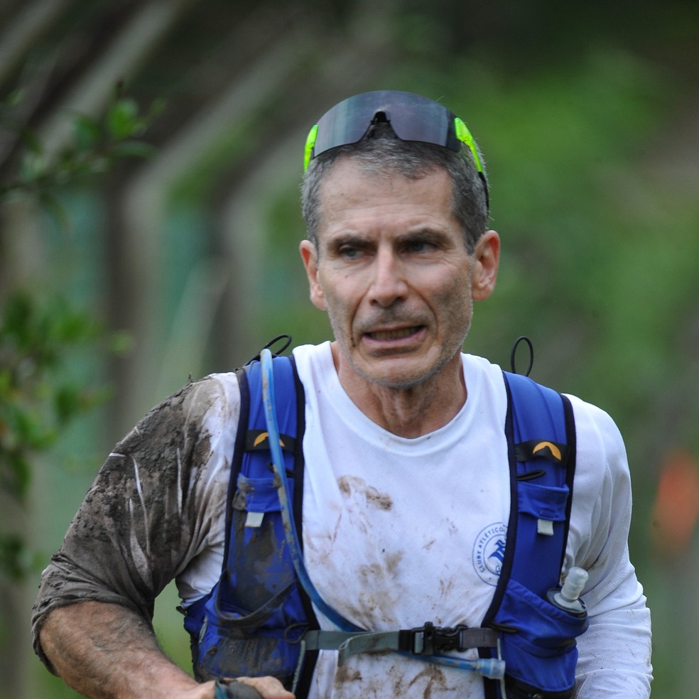Com 2 próteses de quadril e aos 65 anos, brasileiro já correu mais de ...