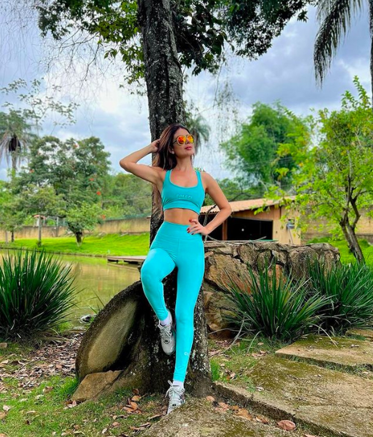 Paula Fernandes posta clique em meio à natureza e exibe boa forma