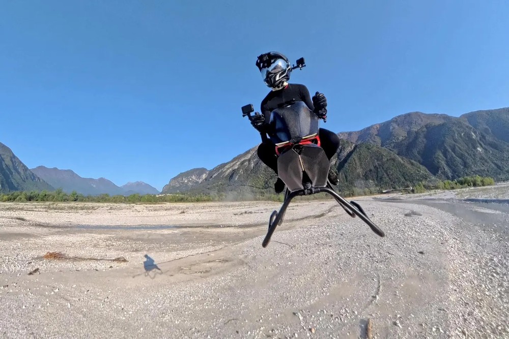 Moto voadora futurista de R$ 4 milhões não requer carta: 'Simples como ...