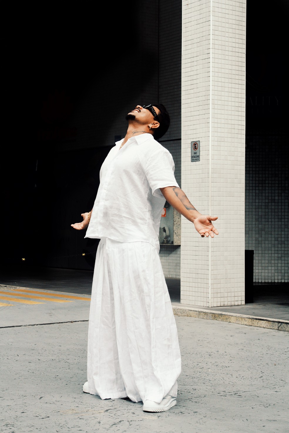 Xamã estreia 'Bloco do Malvadão', em Salvador, com look todo branco