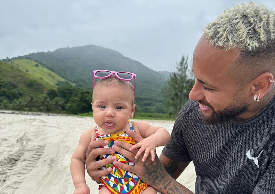 Neymar posta clique fofo com Mavie na praia e explode fofurômetro das redes