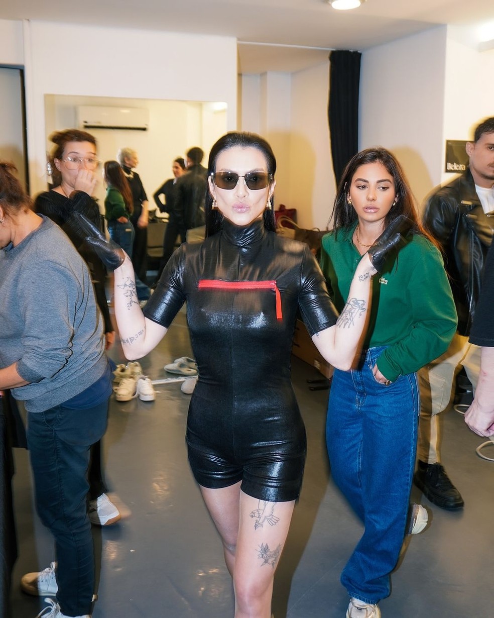 Cleo posa de body brilhante e arranca suspiros com bastidores de ensaio ...