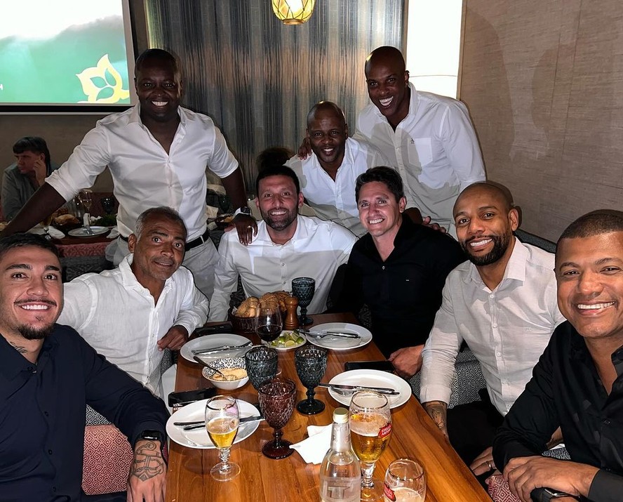 Lembra de todos? Romário posa com jogadores da velha guarda em evento ...
