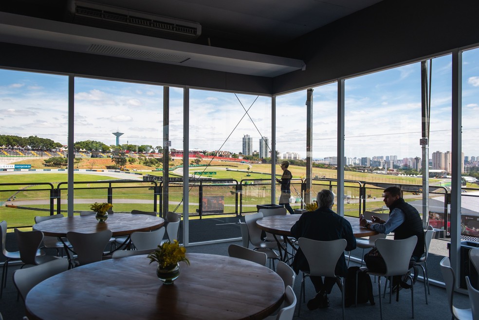 Volta em Interlagos, visita aos boxes e open bar: quanto custa viver ...