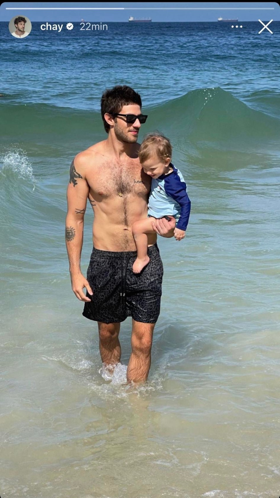 Chay Suede encanta ao compartilhar clique com o filho na praia
