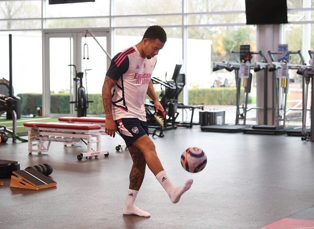 Lesionado, Gabriel Jesus compartilha cliques com a bola no pé: 'Saudade'