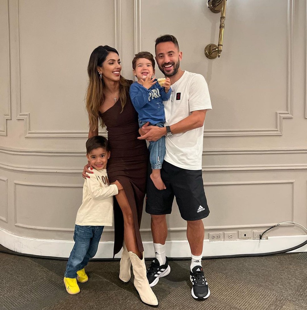 Everton Ribeiro troca faldas do filho em treino do Brasil e é exaltado ...