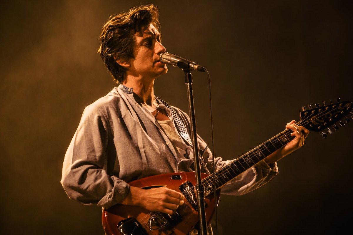 Como Alex Turner foi do adolescente de moletom ao astro dos looks retrô