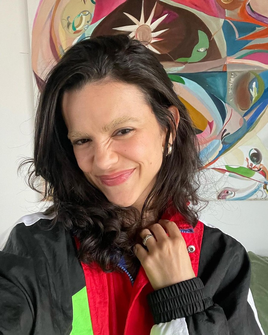 Manu Gavassi descolore as sobrancelhas e ganha elogios: 'nossa it girl'