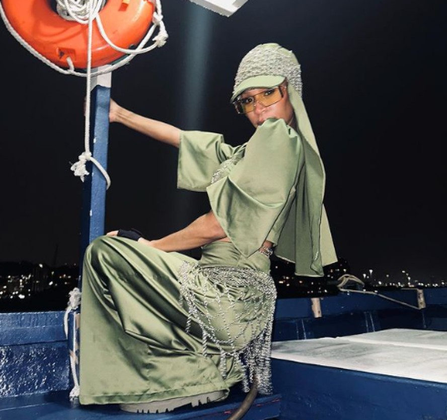 Karol Conká posa em barco na Praia da Urca: 'Mamacita em alto mar'