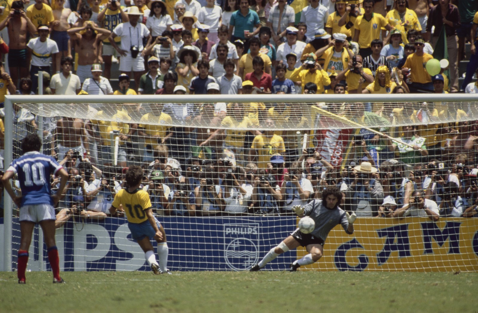 Zico 70 anos: 10 momentos marcantes da carreira do craque em fotos