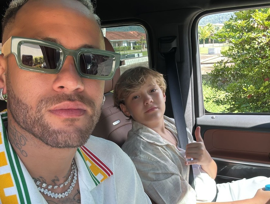 Neymar Jr curte Natal com seu filho mais velho, Davi Lucca: '01'