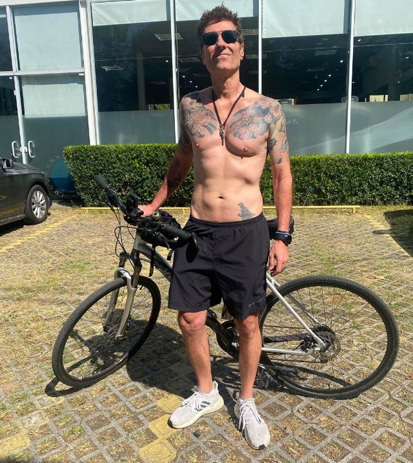 Dinho Ouro Preto posta clique sem camisa e recebe elogios nas redes