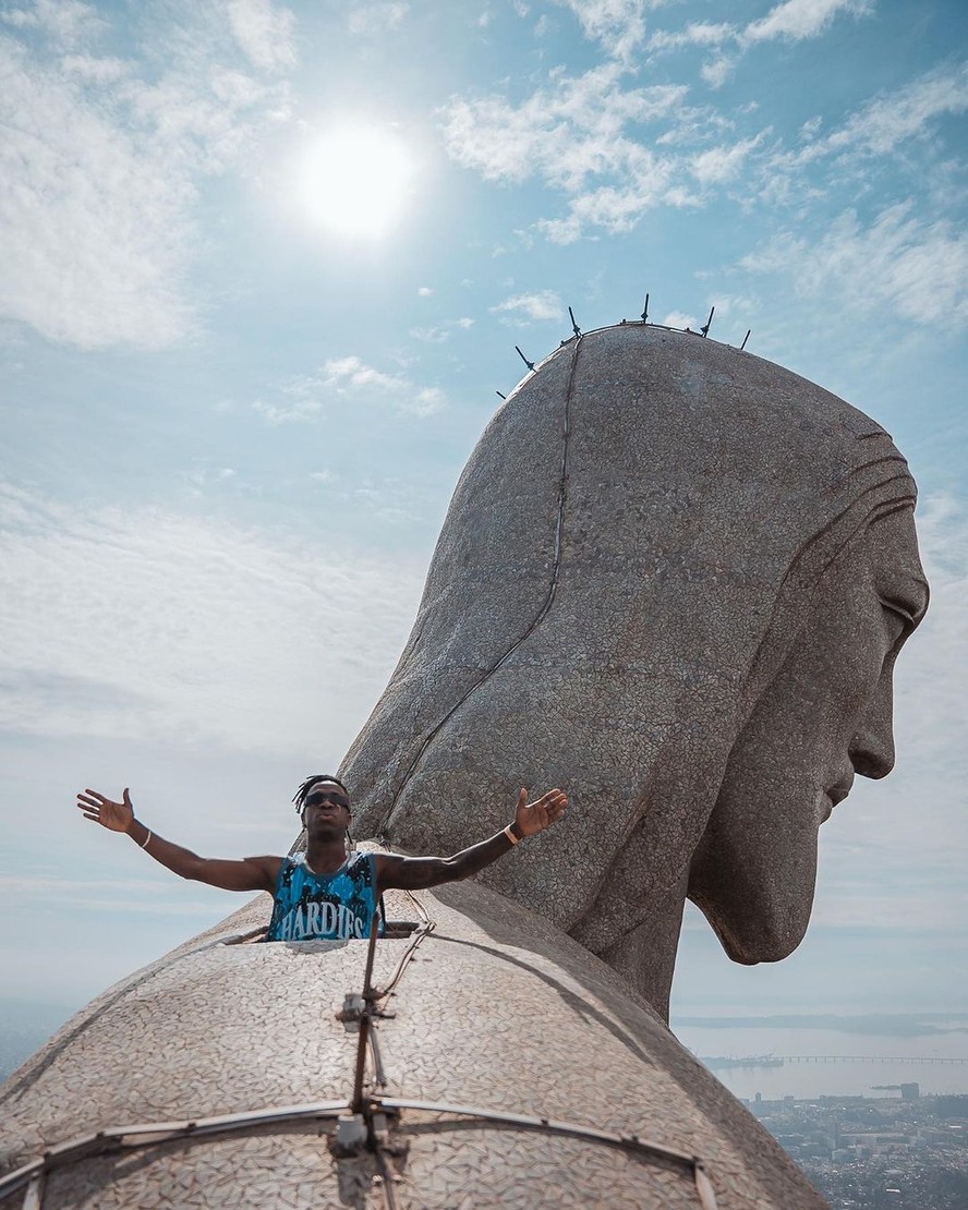 De férias no Rio de Janeiro, Vini Jr aparece dentro do Cristo Redentor ...