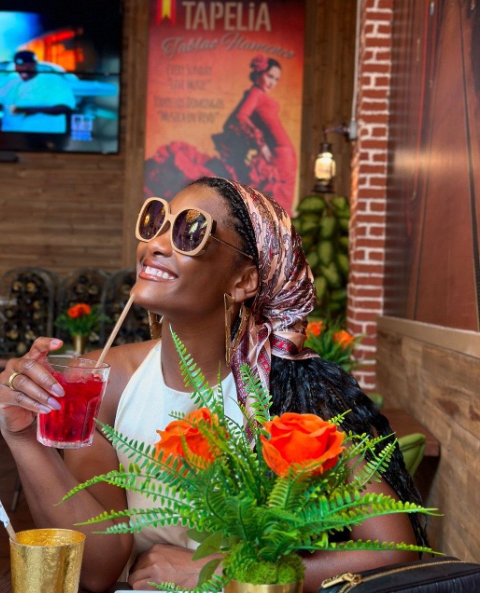 Erika Januza esbanja charme e beleza em viagem romântica a Miami