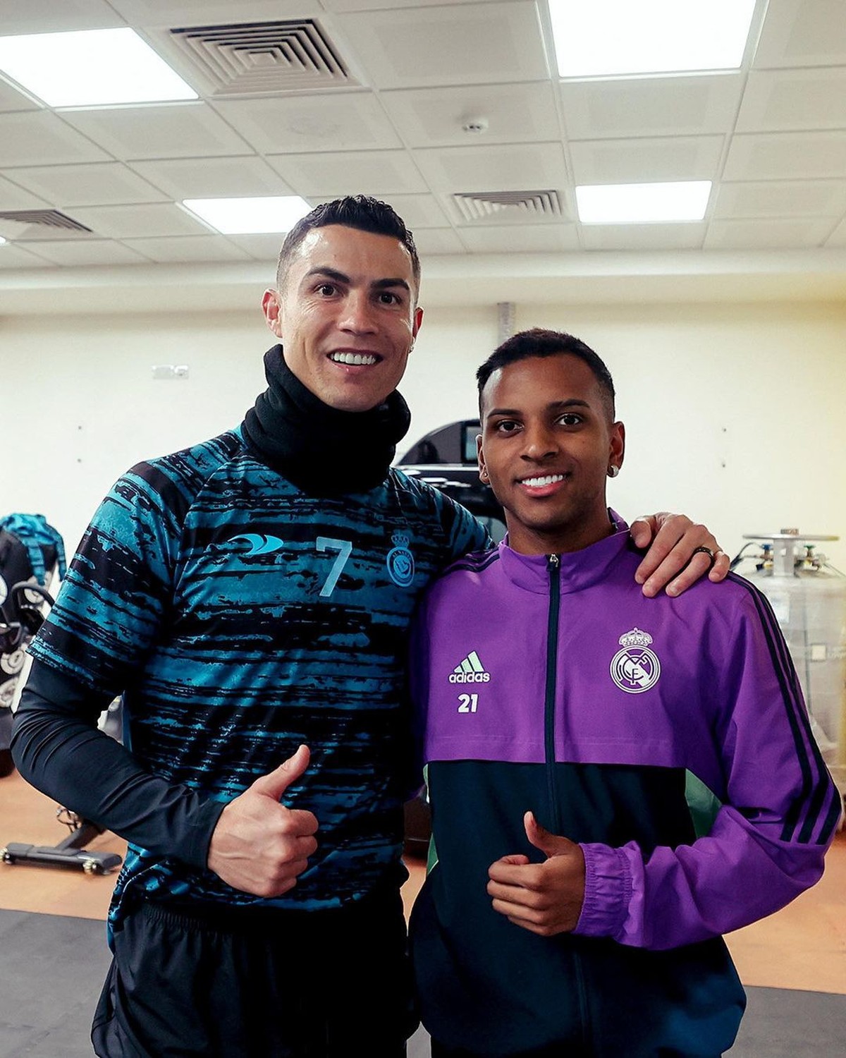 Na Arábia Saudita, Rodrygo posa com Cristiano Ronaldo: 'Meu maior ídolo'
