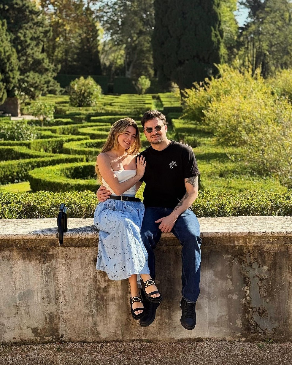 Felipe Neto posa em momento romântica com namorada em passeio