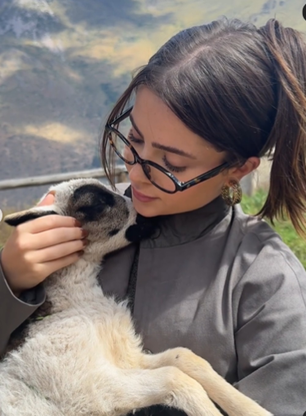 No Peru, Jade Picon se derrete por filhote de cabrito e ganha elogio de ...