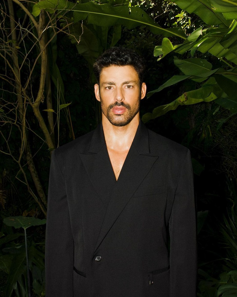 Cauã Reymond encanta com ensaio fotográfico no jardim: 'Maravilhoso ...