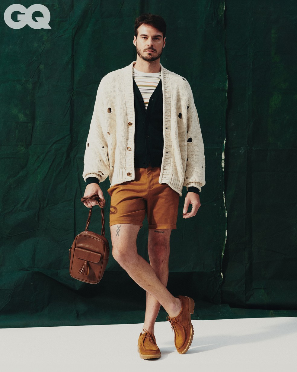 Como usar cardigã masculino? 5 inspirações com a peça de roupa atemporal