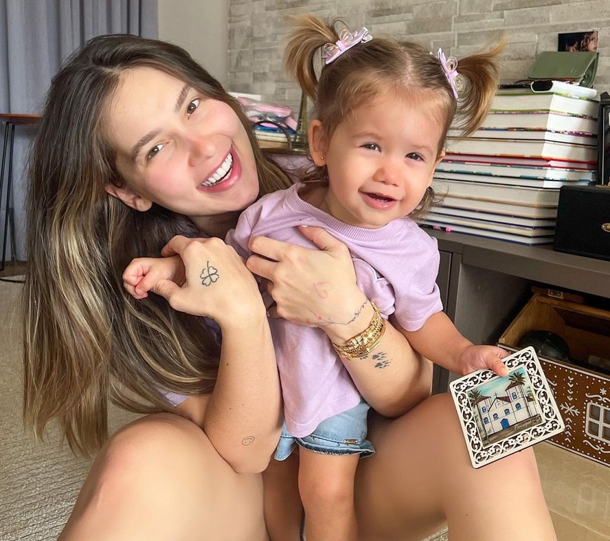 Virginia Fonseca Posa Com Maria Alice E Encanta Seguidores Gq Gq