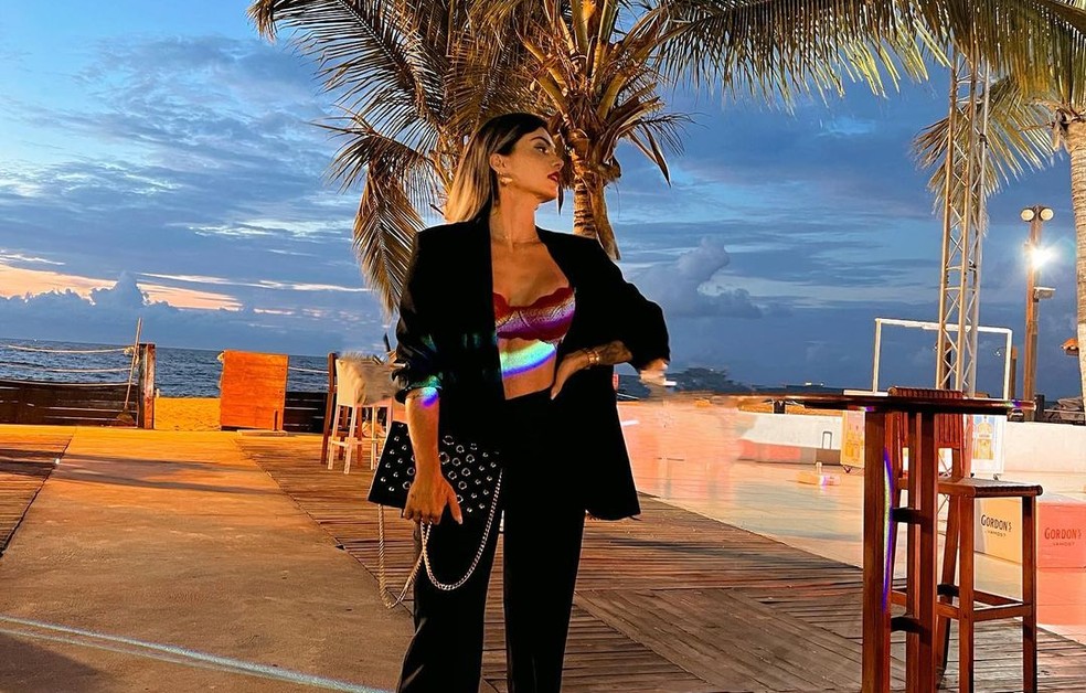Kelly Key une chic com ousado em look de blazer e sutiã, e pede opinião ...