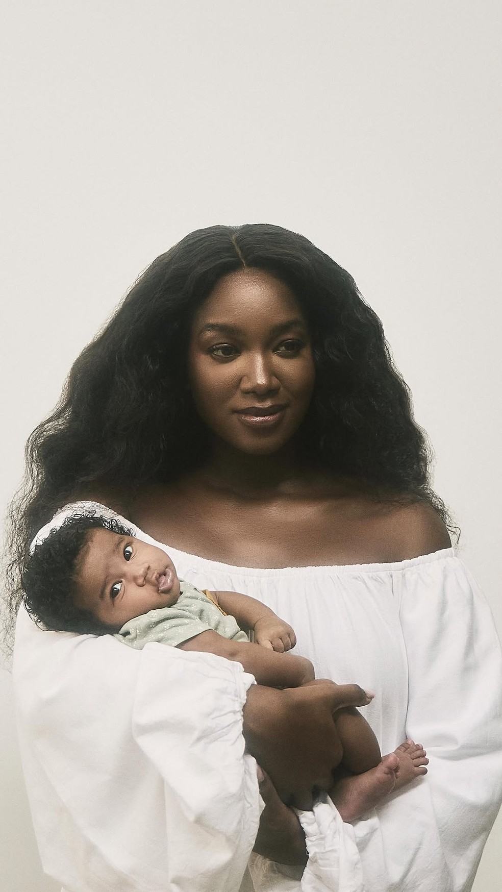 Iza mostra o rosto da filha, Nala, em novo videoclipe