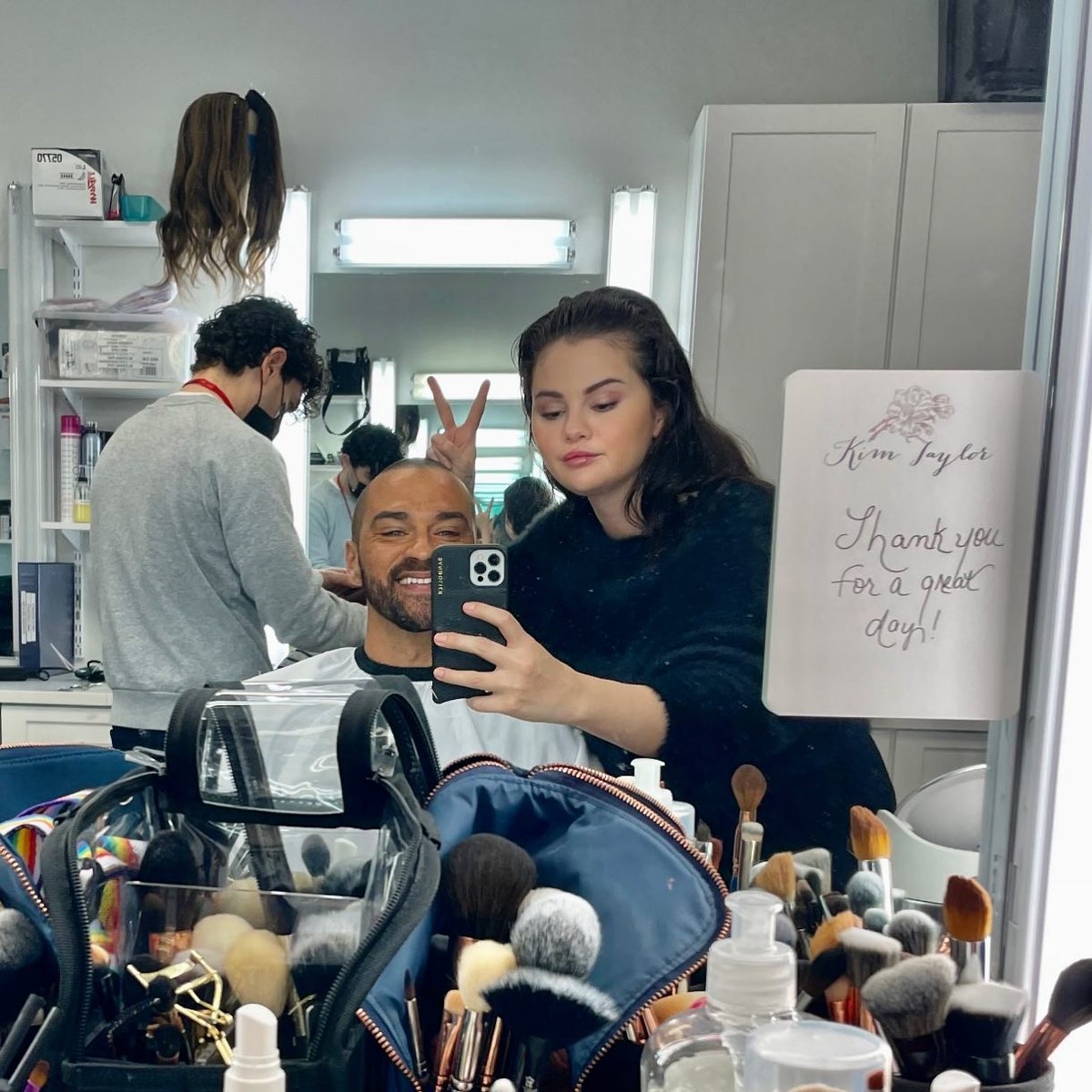 Selena Gomez posa com Jesse Williams nos bastidores de série: 'Arrasando'