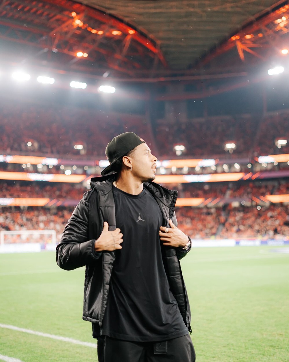 Paulo André assiste partida de futebol em viagem a Portugal