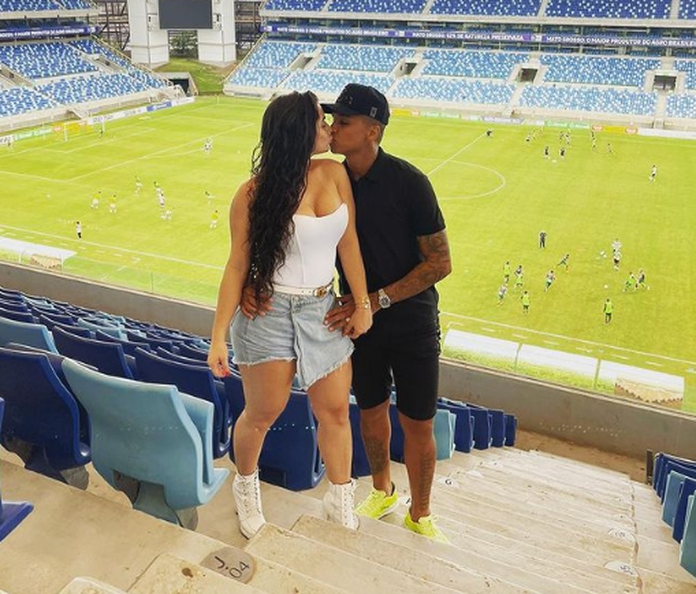 Deyverson posta clique romântico e se declara para a esposa: 'Te amo'