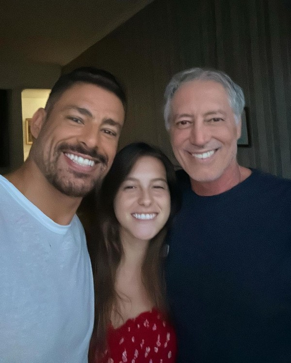 Cauã Reymond posta foto rara com pai e irmã e detalhe chama atenção ...