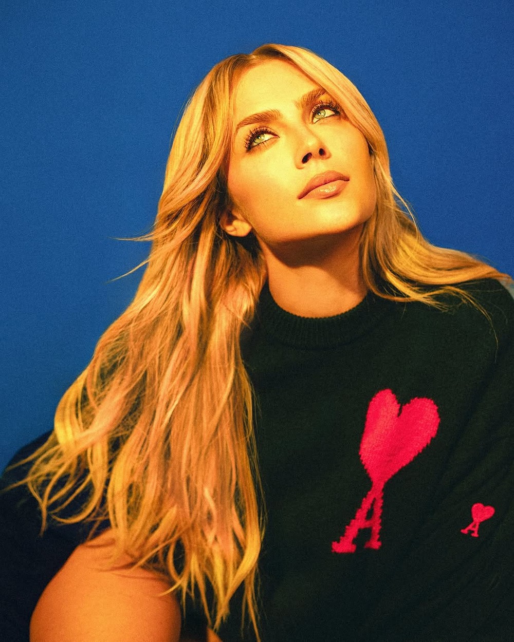 Jade Picon posa com suéter de R$ 4,6 mil em novo ensaio