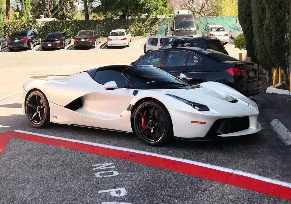 Lewis Hamilton vende sua coleção luxuosa de carros; relembre os modelos
