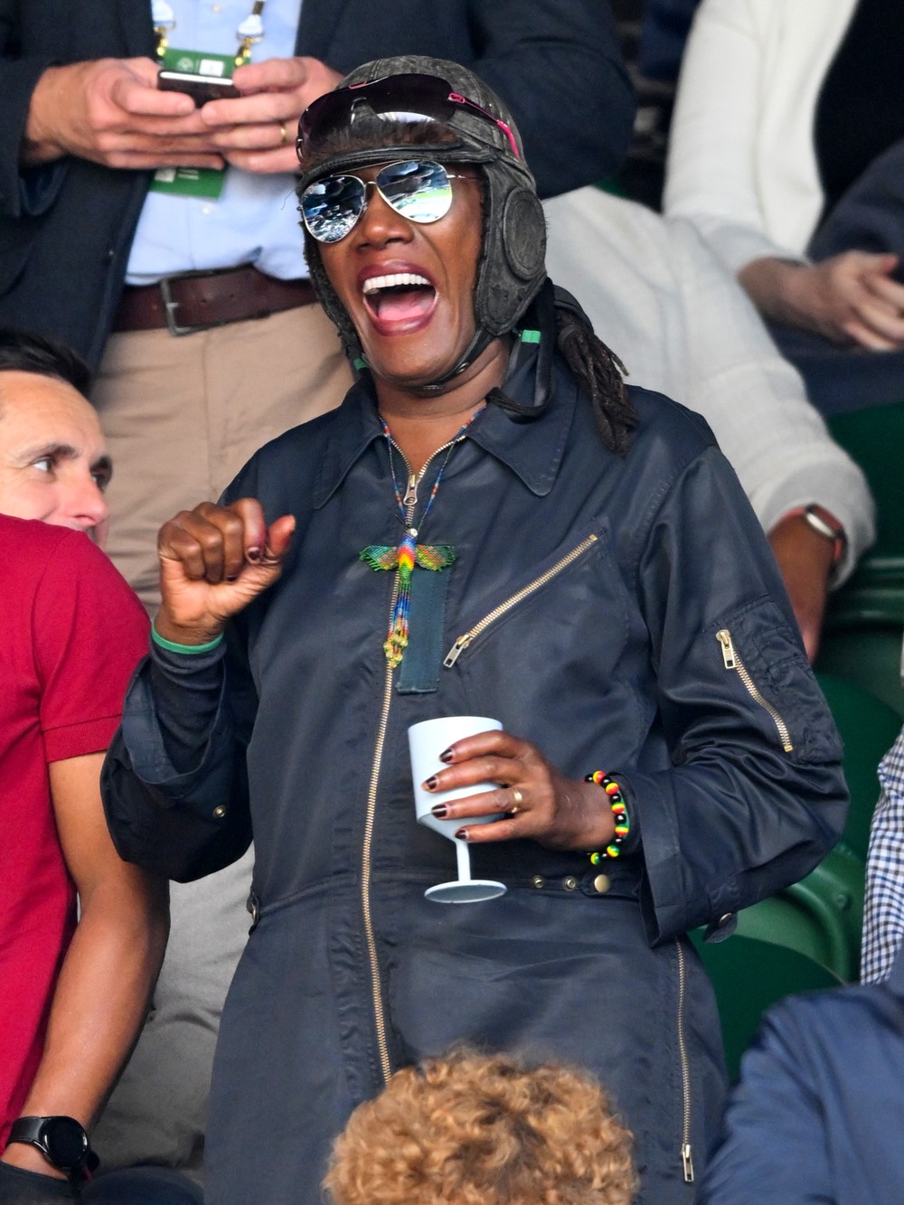 Dave Grohl, do Foo Fighters, assiste a jogo de Djokovic em Wimbledon ...