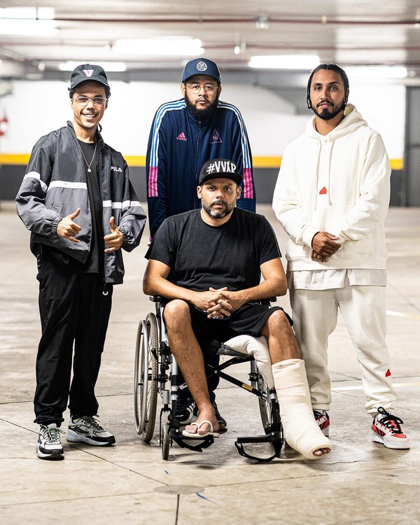 MC Marechal faz show em cadeira de rodas com Emicida em SP