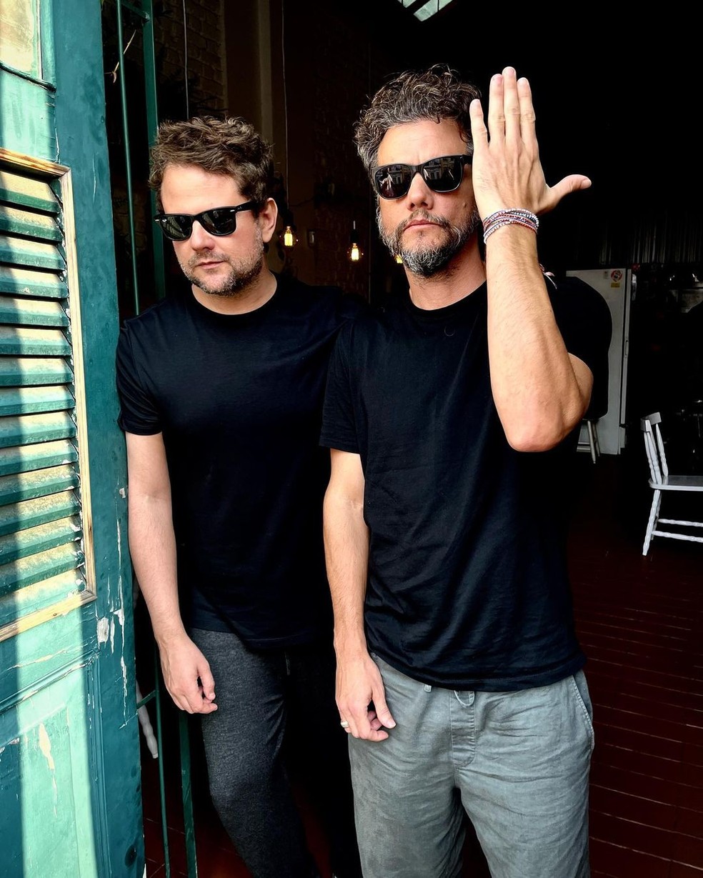 Selton Mello, Wagner Moura e Carrão curtem roda de samba no Rio