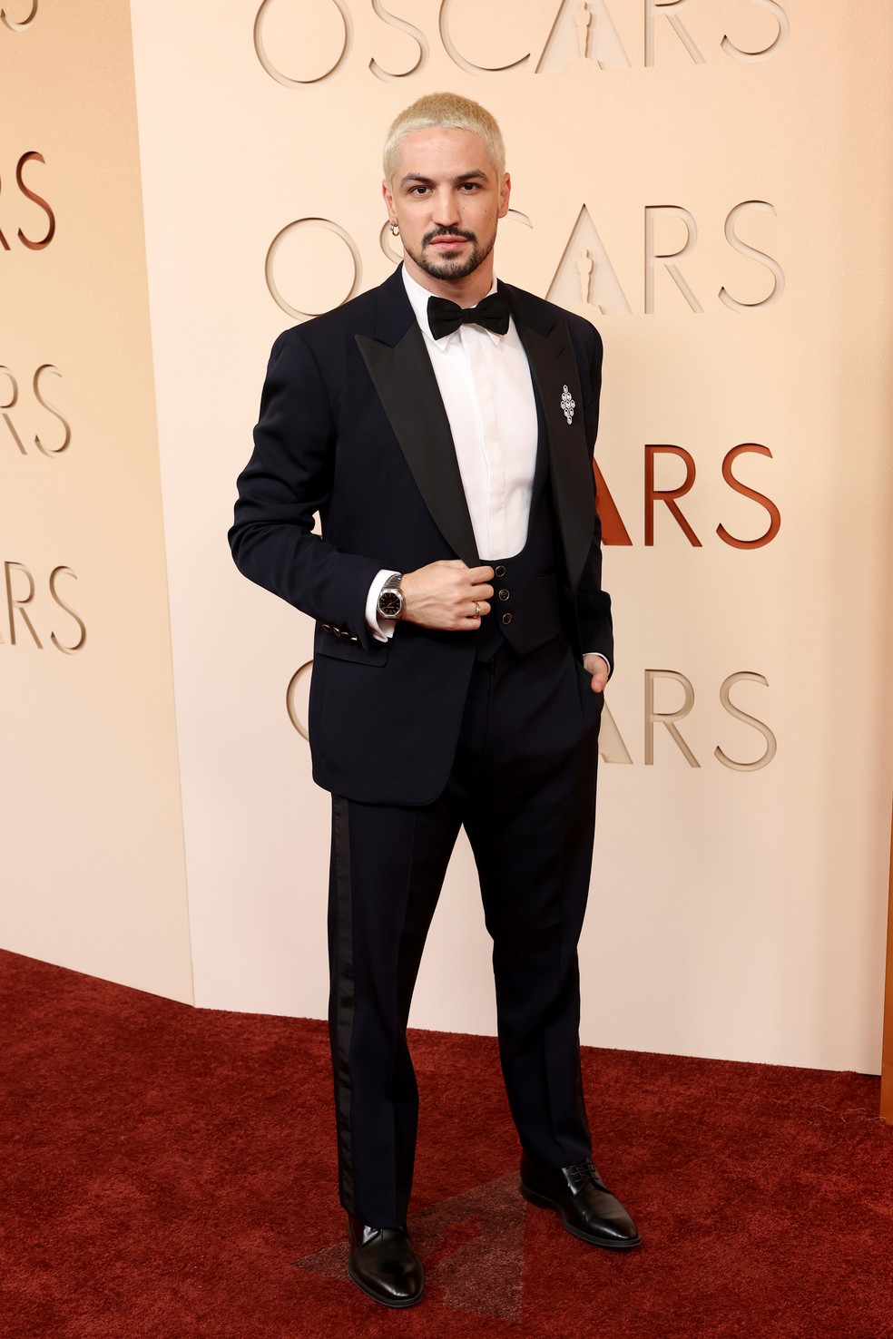 Oscar 2026: Gabriel Leone usa acessórios de mais de R$ 300 mil na cerimônia