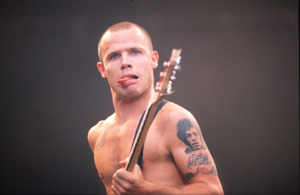 Baixista do Red Hot Chili Peppers, Flea é ícone dos cabelos coloridos e ...